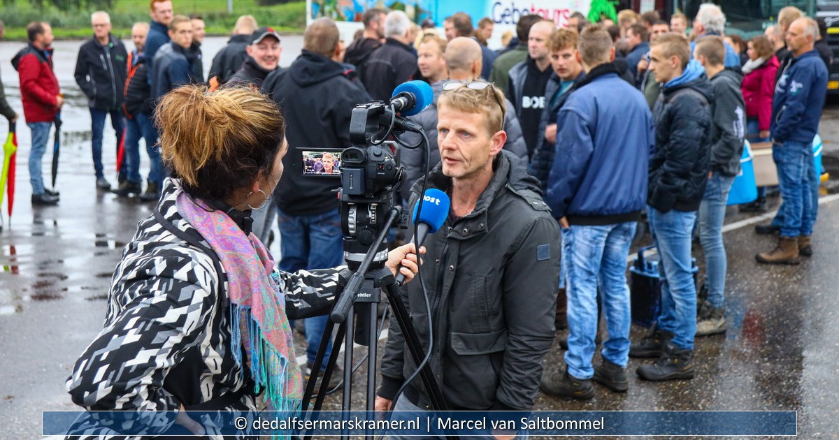 Protesterende boeren vertrekken vanaf De Lichtmis naar Den-Haag Protesterende boeren vertrekken vanaf De Lichtmis naar Den-Haag