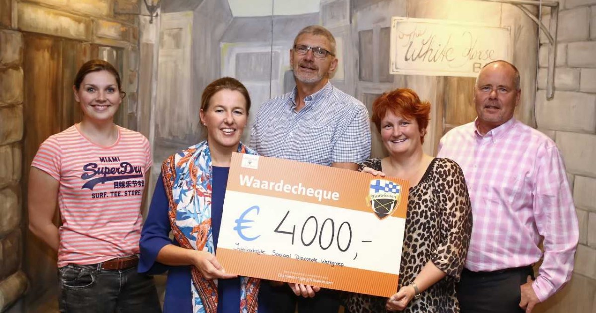 Oranjevereniging reikt cheque uit aan goed doel