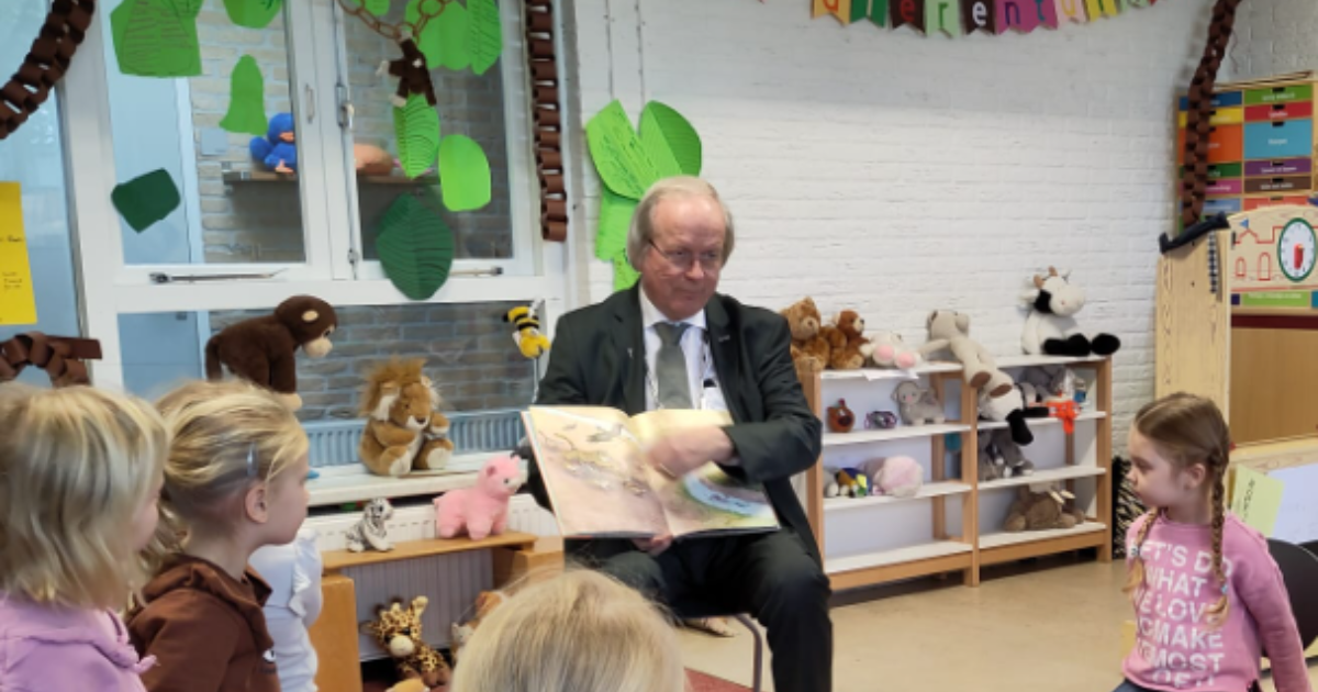Waarnemend burgemeester leest voor op CBS De Meele