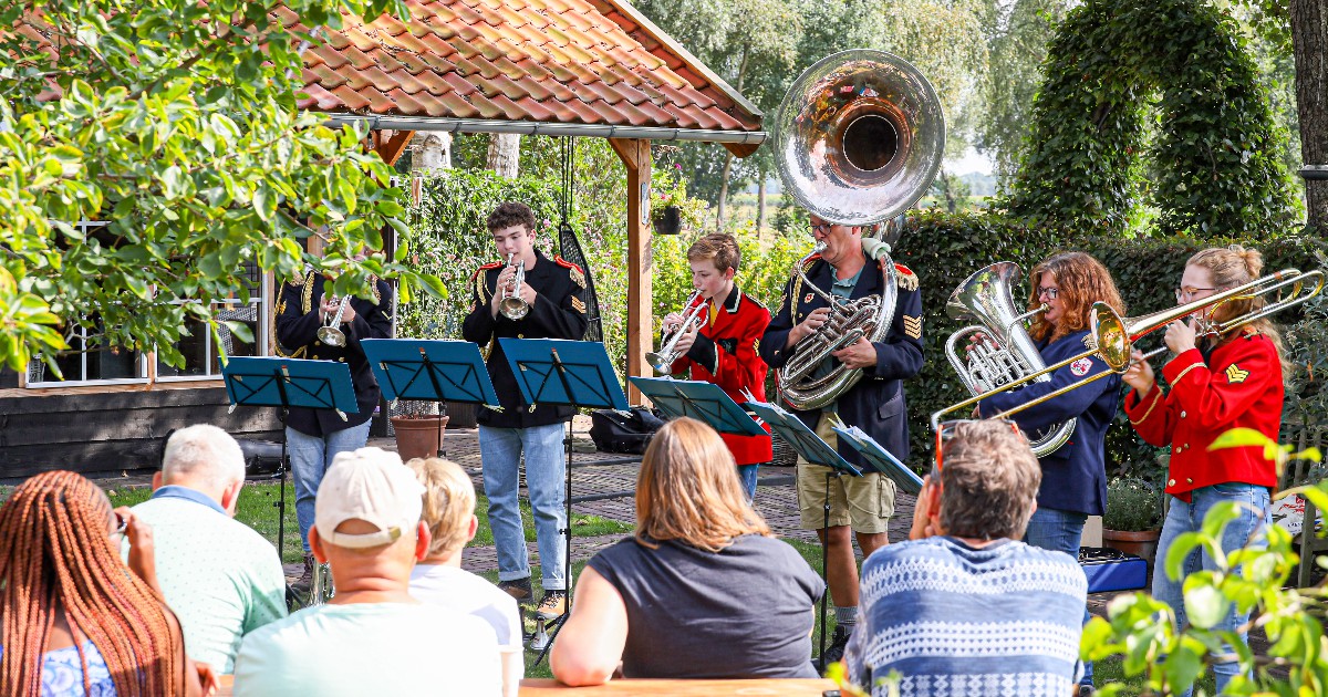 Muziek in de tuinen slaat goed aan in Dalfsen