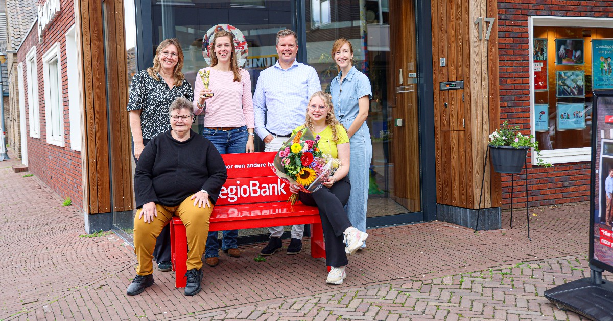 Regiobank Dalfsen krijgt Gouden Duim in Huh?-campagne gemeente