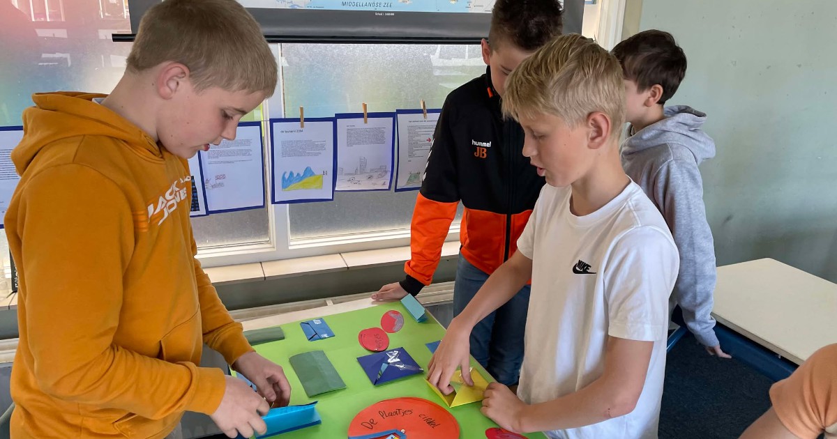 Leerlingen CBS De Zaaier uit Nieuwleusen verdiepen zich in water