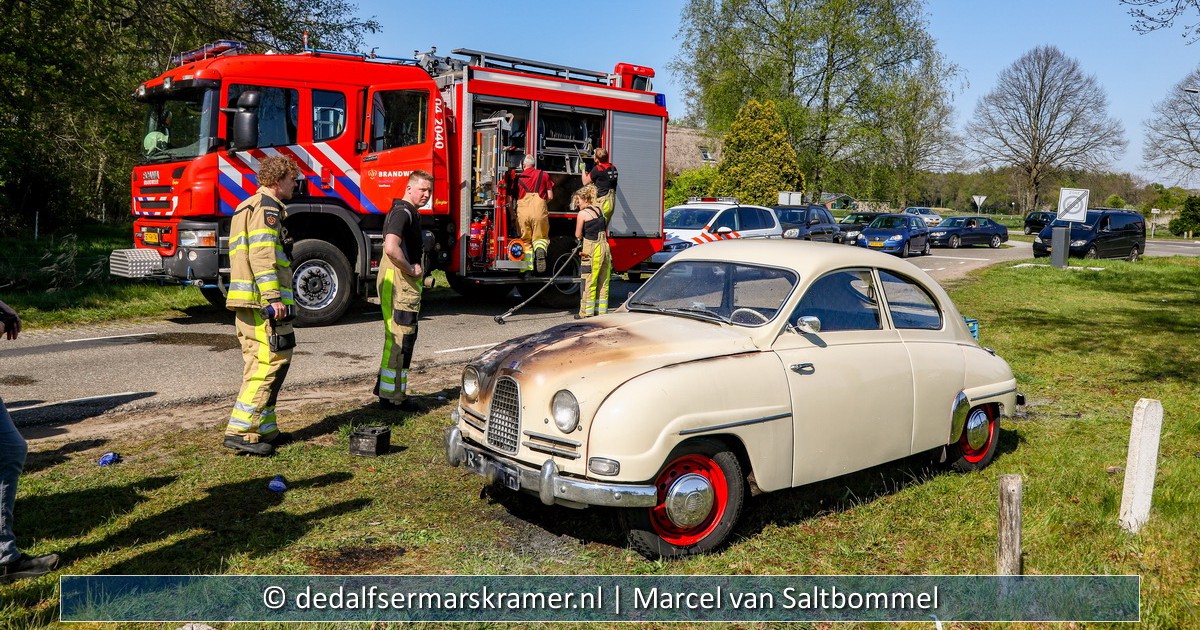 Saab oldtimer vliegt in brand tijdens rit op Dedemsweg