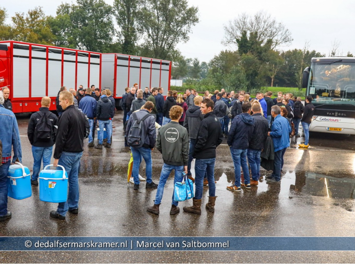 Protesterende boeren vertrekken vanaf De Lichtmis naar Den-Haag Protesterende boeren vertrekken vanaf De Lichtmis naar Den-Haag