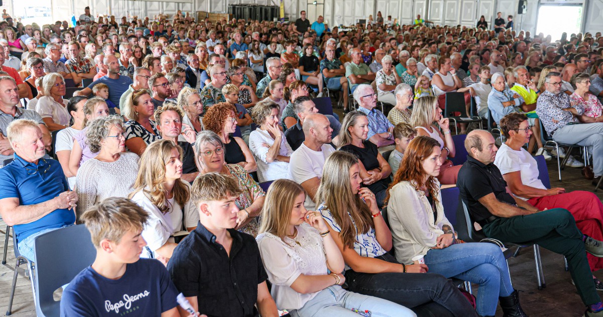 Oranjefeest Nieuwleusen van start met Oranjedienst